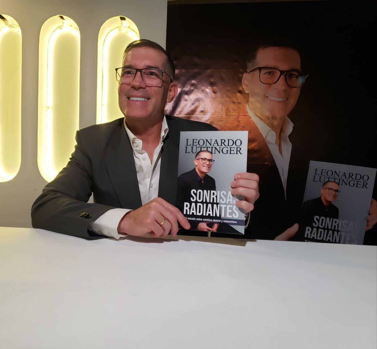 Sonrisas Radiantes de Leonardo Luttinger - Centauri Magazine