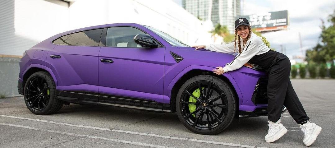 Shakira Regala su Lamborghini Urus - Centauri Magazine